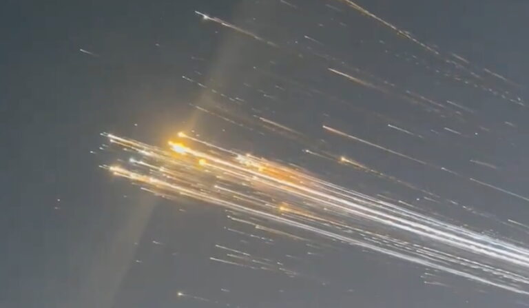 SpaceX captura el booster de la Starship IFT-7, pero la nave estalla al ...